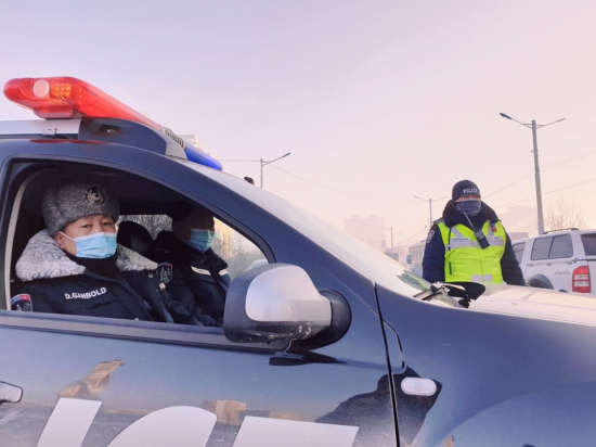 Цагдаагийн алба хаагчид хүний амь аварлаа